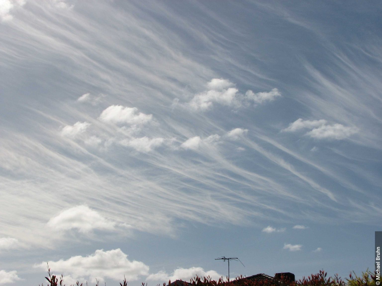 ¿Sabías que hay nubes que no producen sombra? - Juventud Técnica